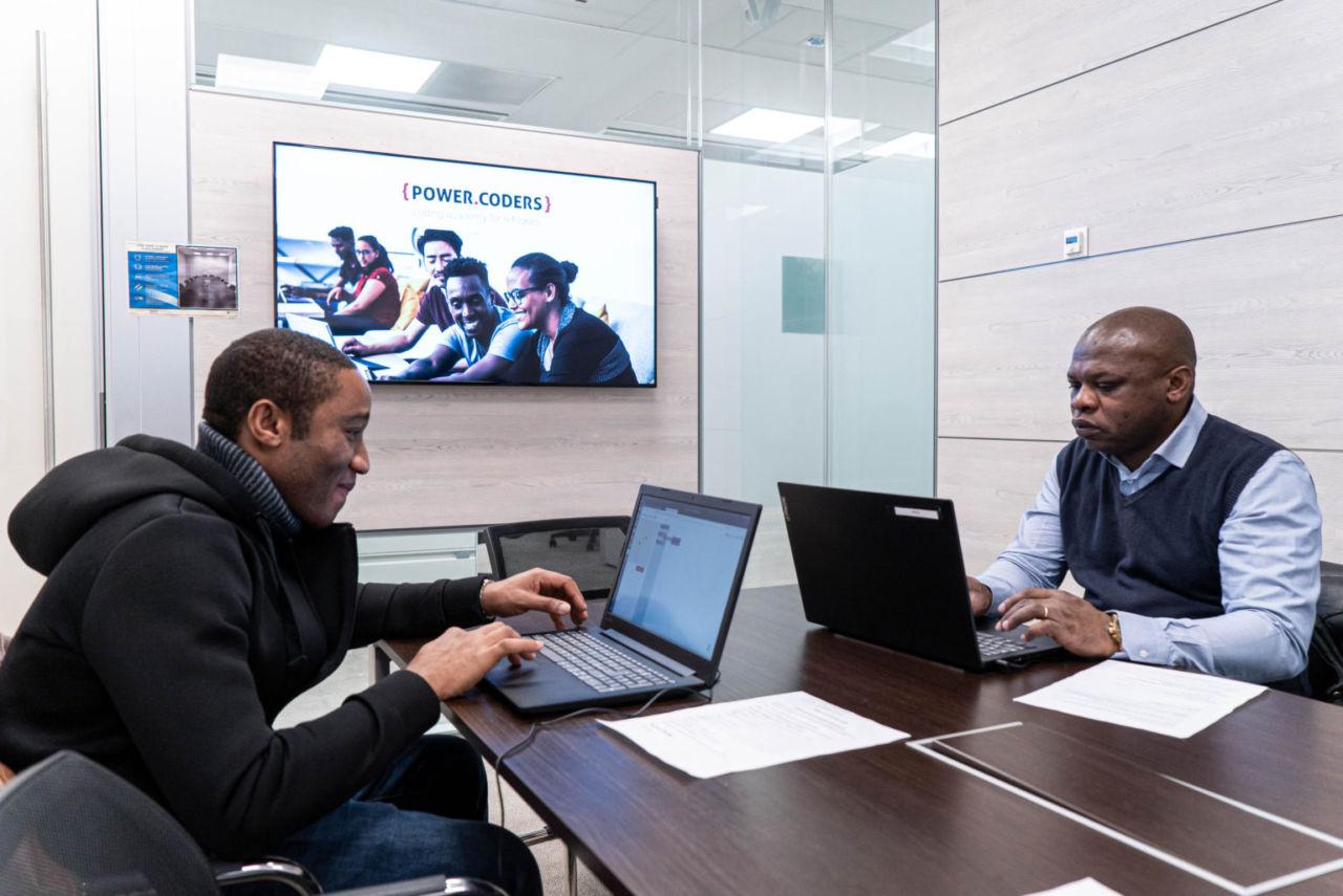 Powercoders insegna il Coding e dà competenze e mestiere ai rifugiati